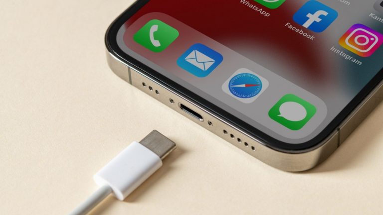 Apple Could Remove Charging Port from Future iPhones, Report Suggests ...
